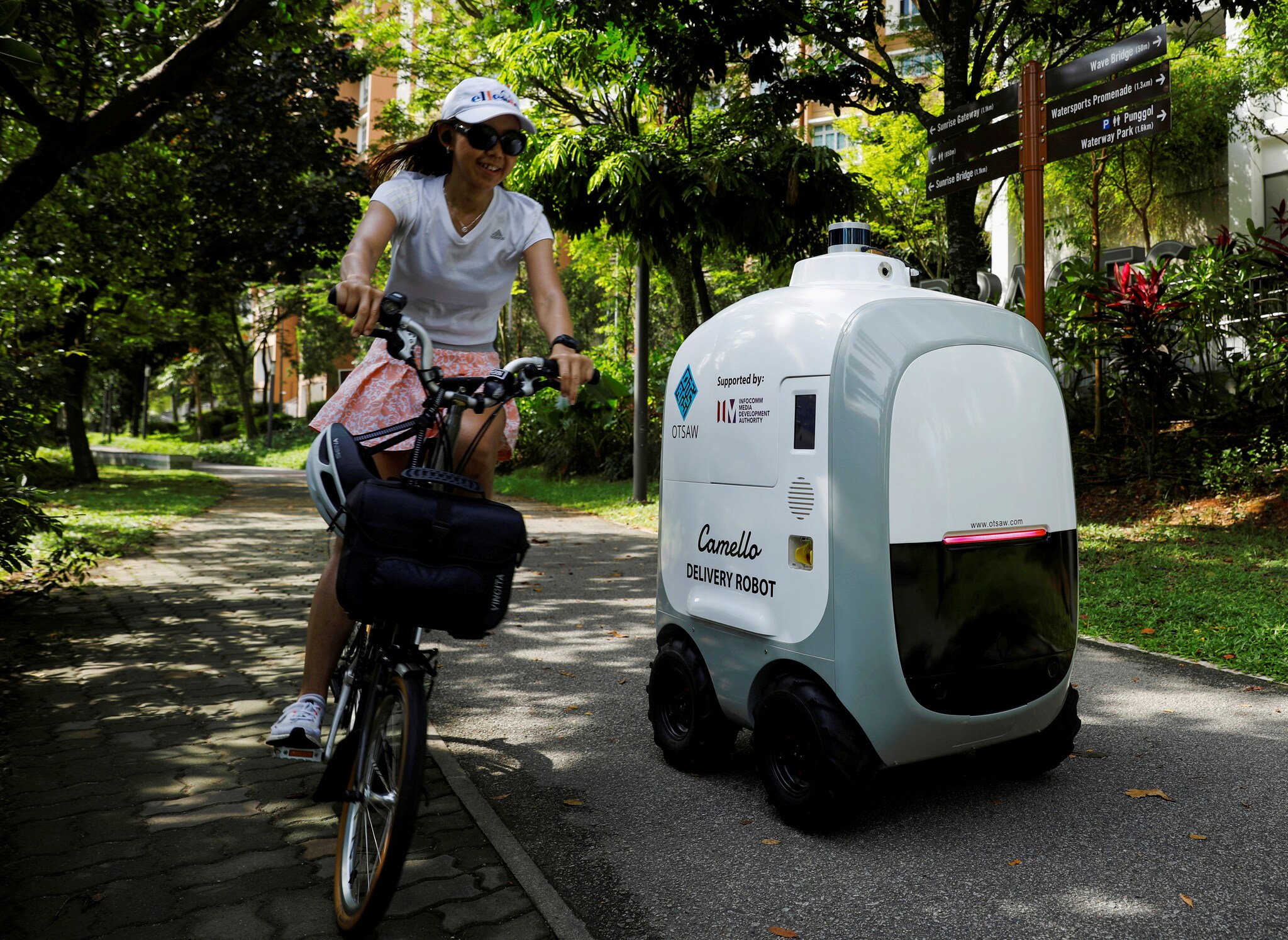Grocery Delivering Robot, Underwater Tango: The Quirkiest Photos From ...