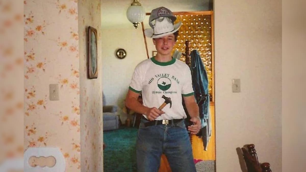 Elon Musk's Old Photo From When He Was 17 Proves Tesla CEO Has Always ...