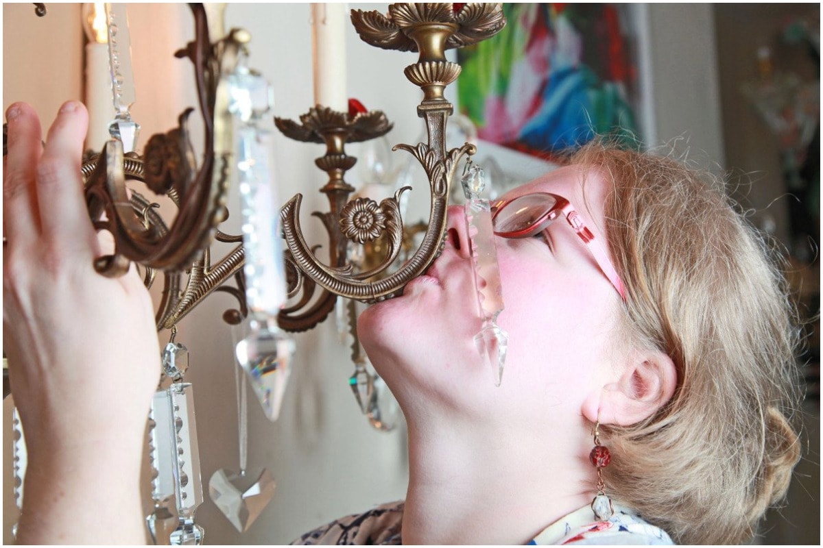 British Woman Wants to Marry a 93-Year-Old Chandelier because the Heart ...