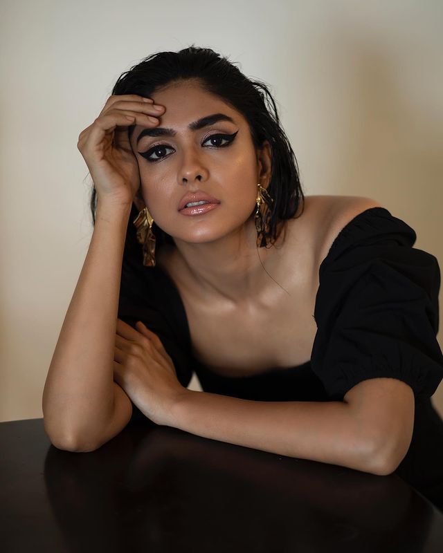 Mrunal Thakur Turns Up The Heat In Her Latest Photo On Instagram, Take ...