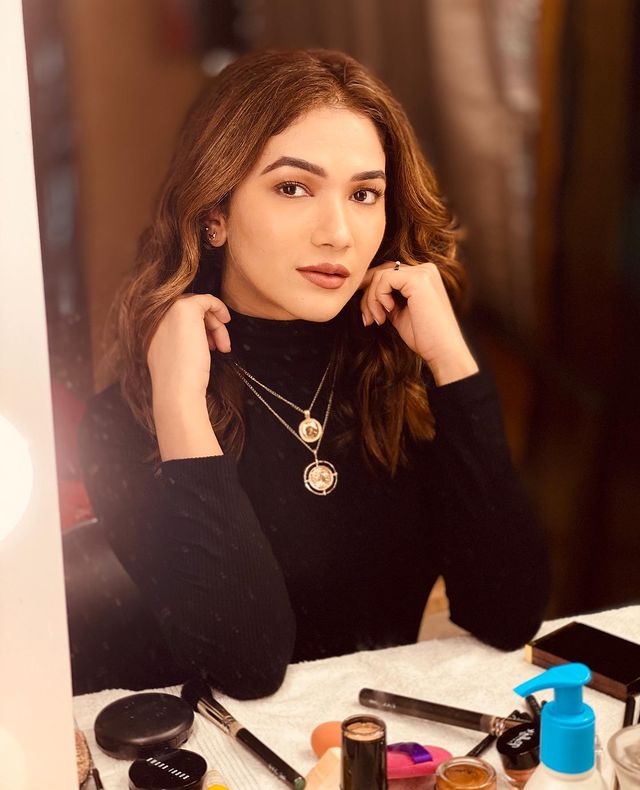 Ridhima Pandit Makes Heads Turn, Take A Look At The Diva's Drool-Worthy ...