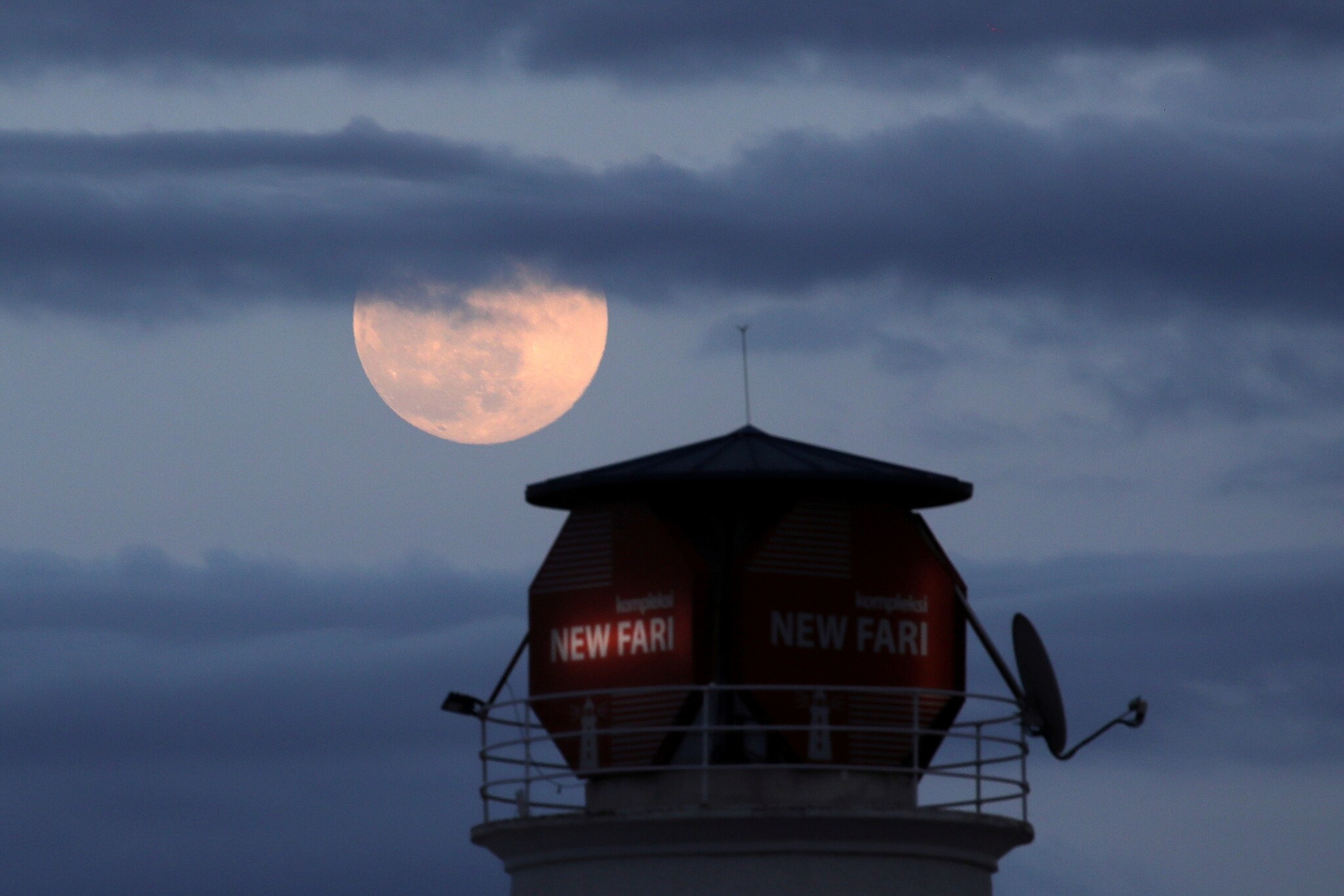 In Photos: Fascinating Pink Supermoon Adorns Skies Across the World ...