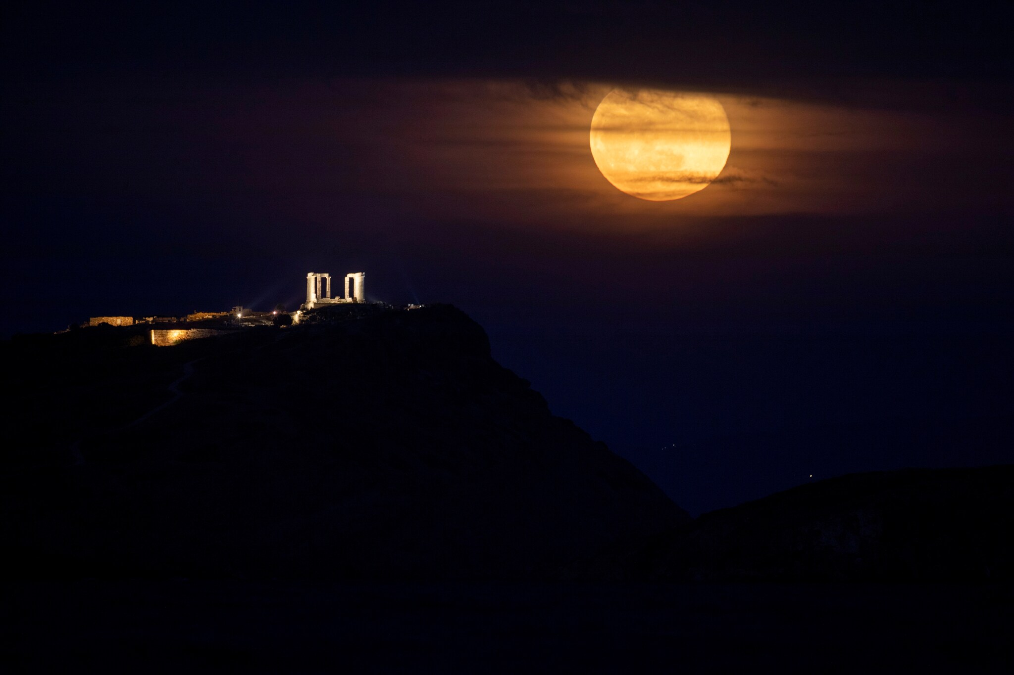 In Photos: Fascinating Pink Supermoon Adorns Skies Across the World ...
