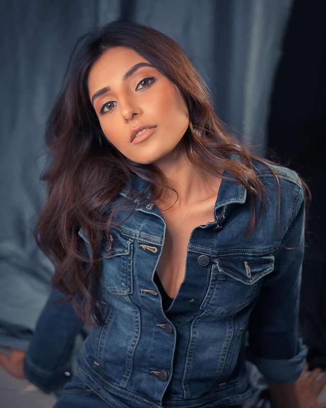 Harshita Gaur Of Mirzapur Fame Raises Temperature With Her Jaw-Dropping ...