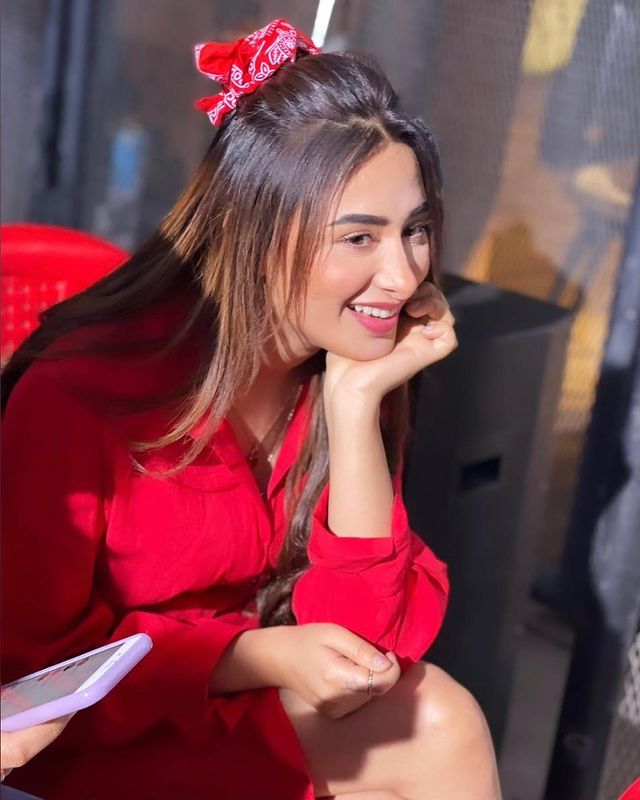 Mahira Sharma Looks Gorgeous Against The Setting Sun, See The Diva's ...