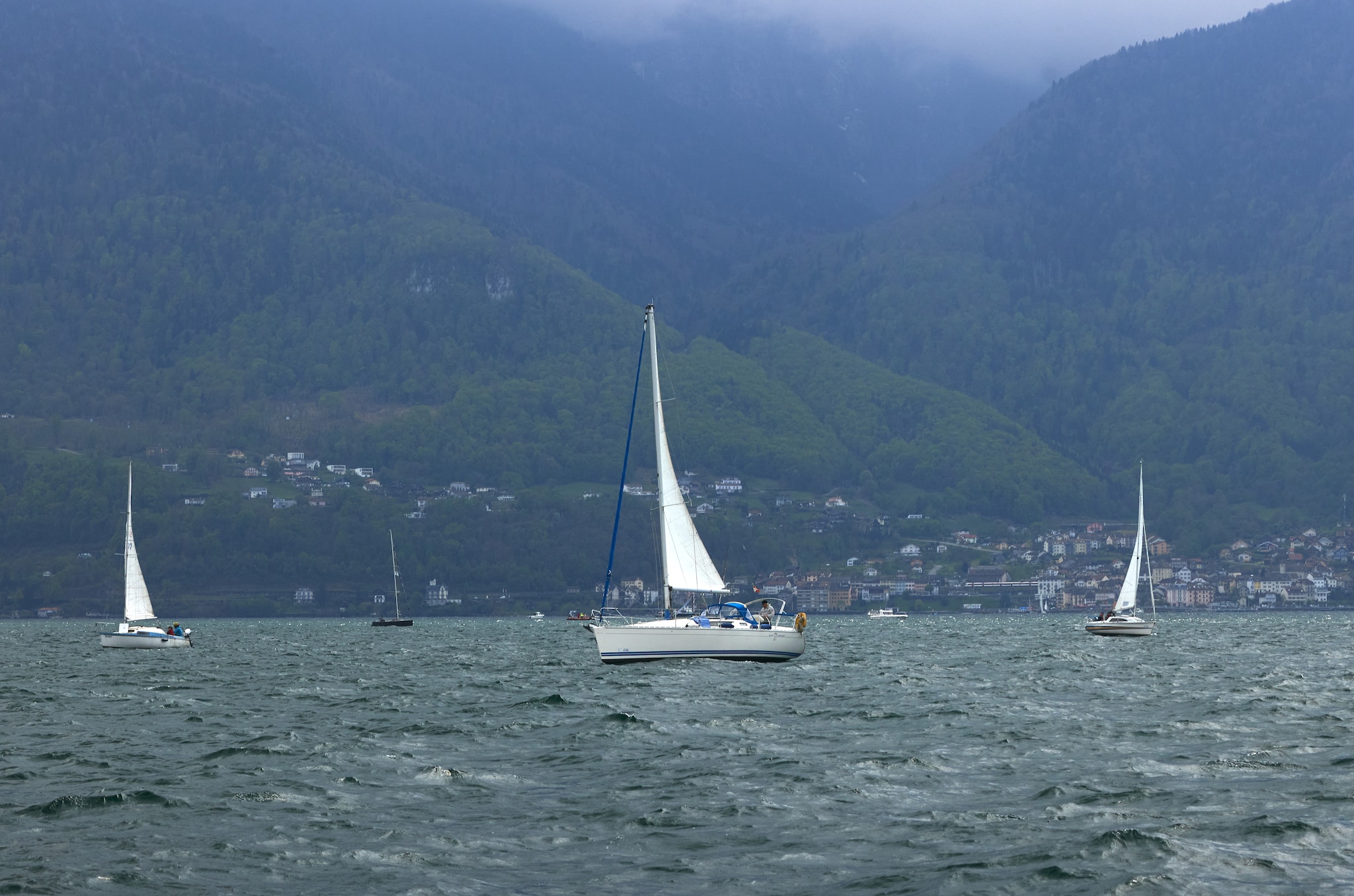 In Photos: Hundreds of Boats Line Up on Lake Geneva in French-Swiss ...