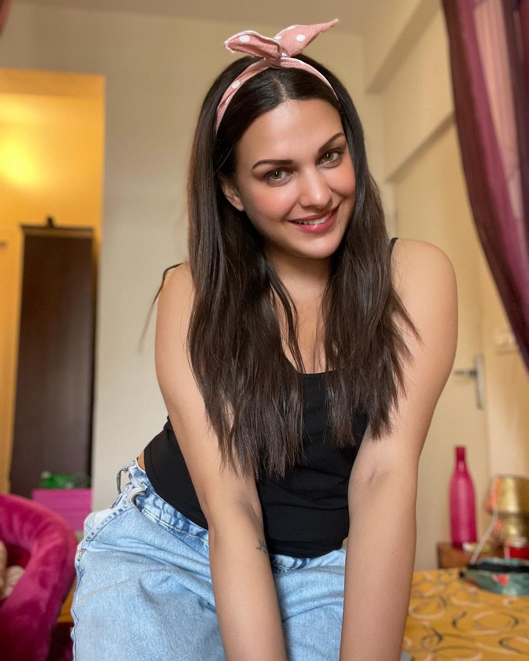 Himanshi Khurana Sets Internet On Fire With Sensuous Pics, Check Out ...