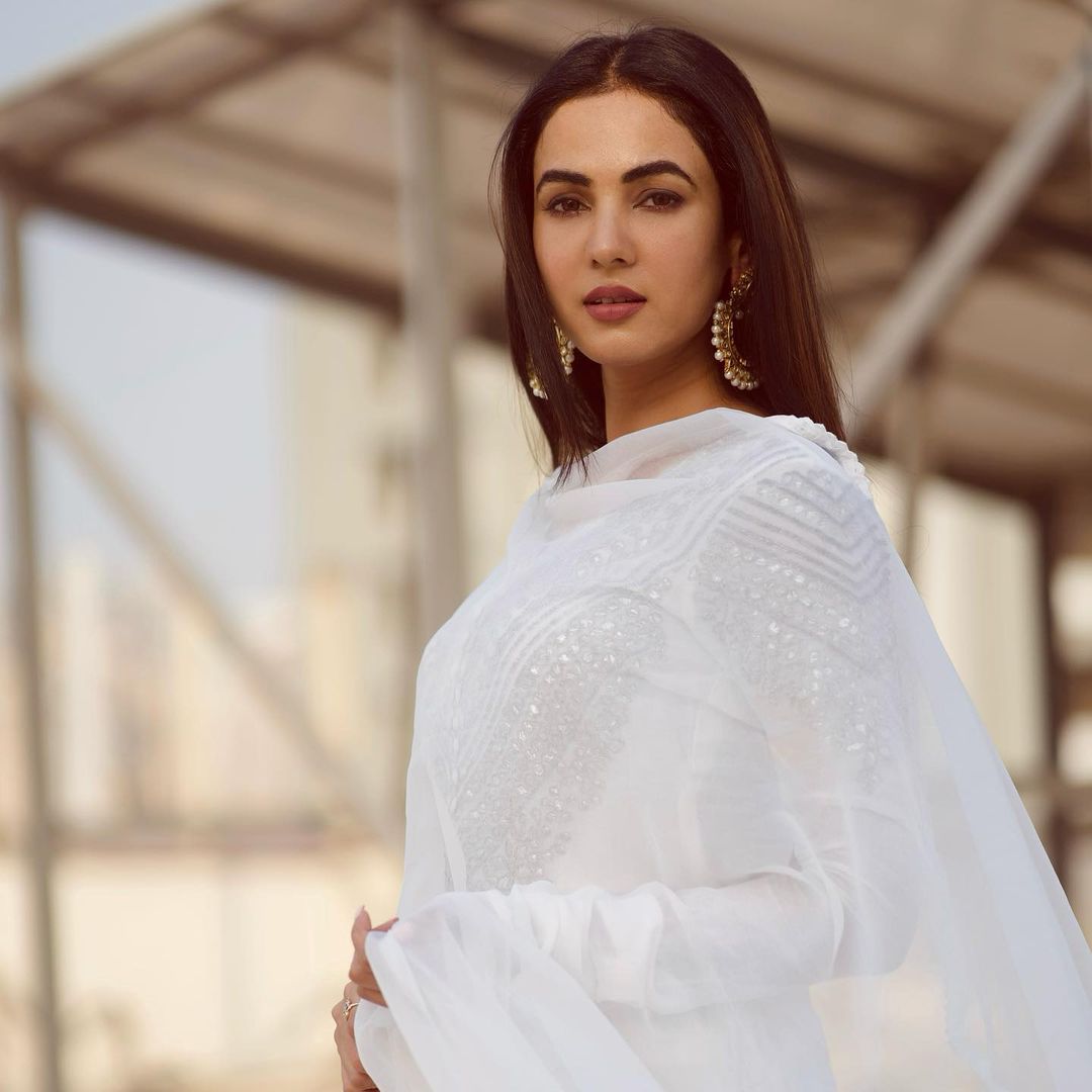 Sonal Chauhan Looks Irresistible In Salwar, See Diva Stun In Shades Of ...