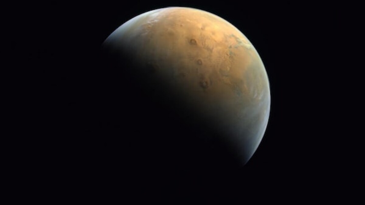 Floor is Lava? Mars May Still Be Volcanically Active, Making Red Planet ...