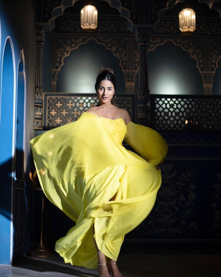 Hina Khan Looks Like A Ray Of Sunshine In Yellow Dress, Check Out Diva ...
