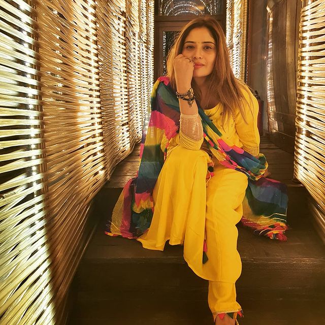 Arrti Singh Goes Glam In Her Latest Photos, See The Diva Raising ...