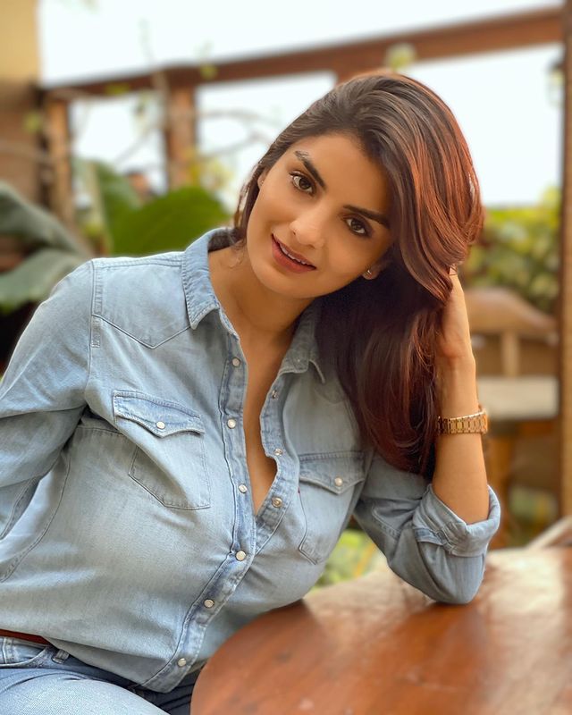 Anveshi Jain Shares Photos Flaunting Her Hot Curves, See The Diva Ooze ...