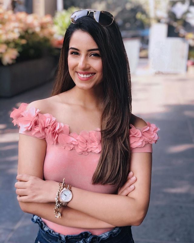 Srishty Rode Looks Mesmerising In Sparkly Dress, See The Diva Slaying ...