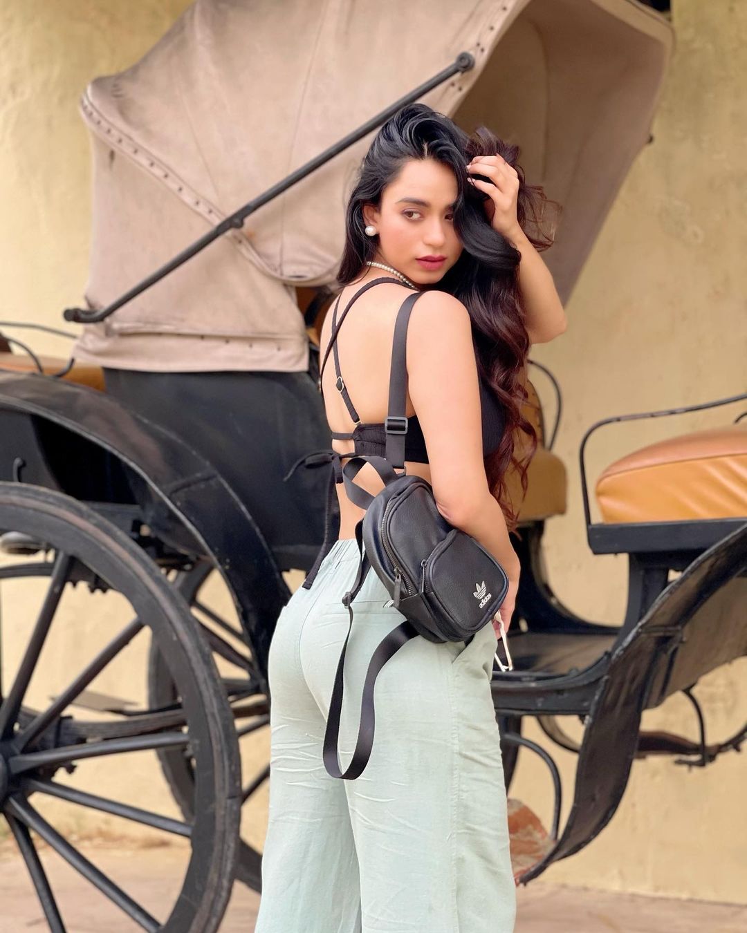 Soundarya Sharma Raises Temperature As Diva Flaunts Perfect Hourglass ...