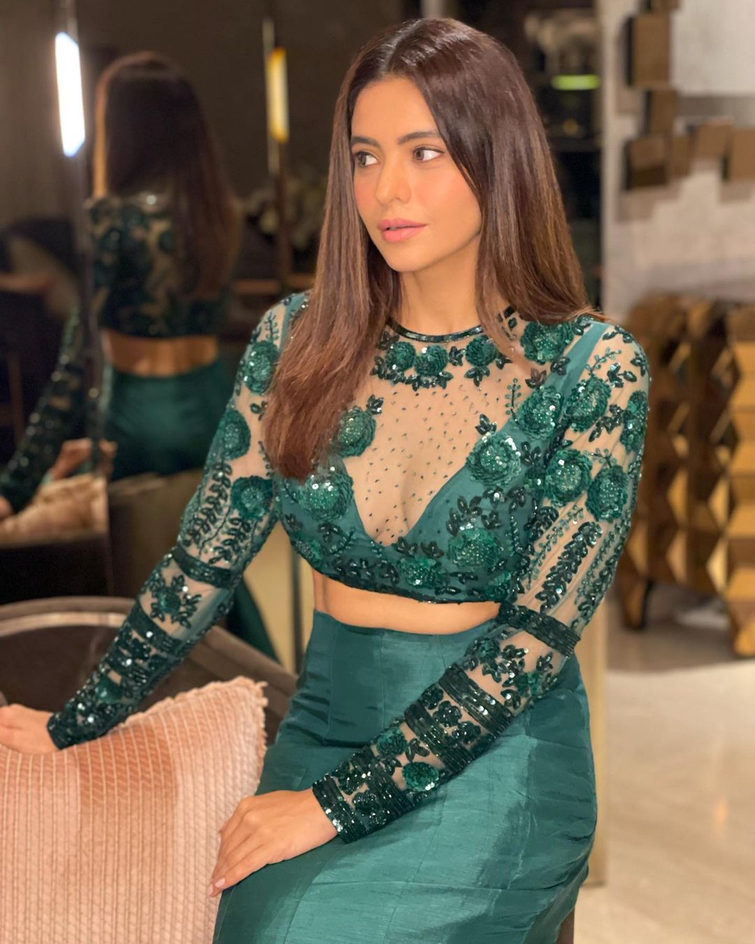 Aamna Sharif Makes Heads Turn In Gorgeous Outfits, Check Out Diva's Glamorous Pictures - News18