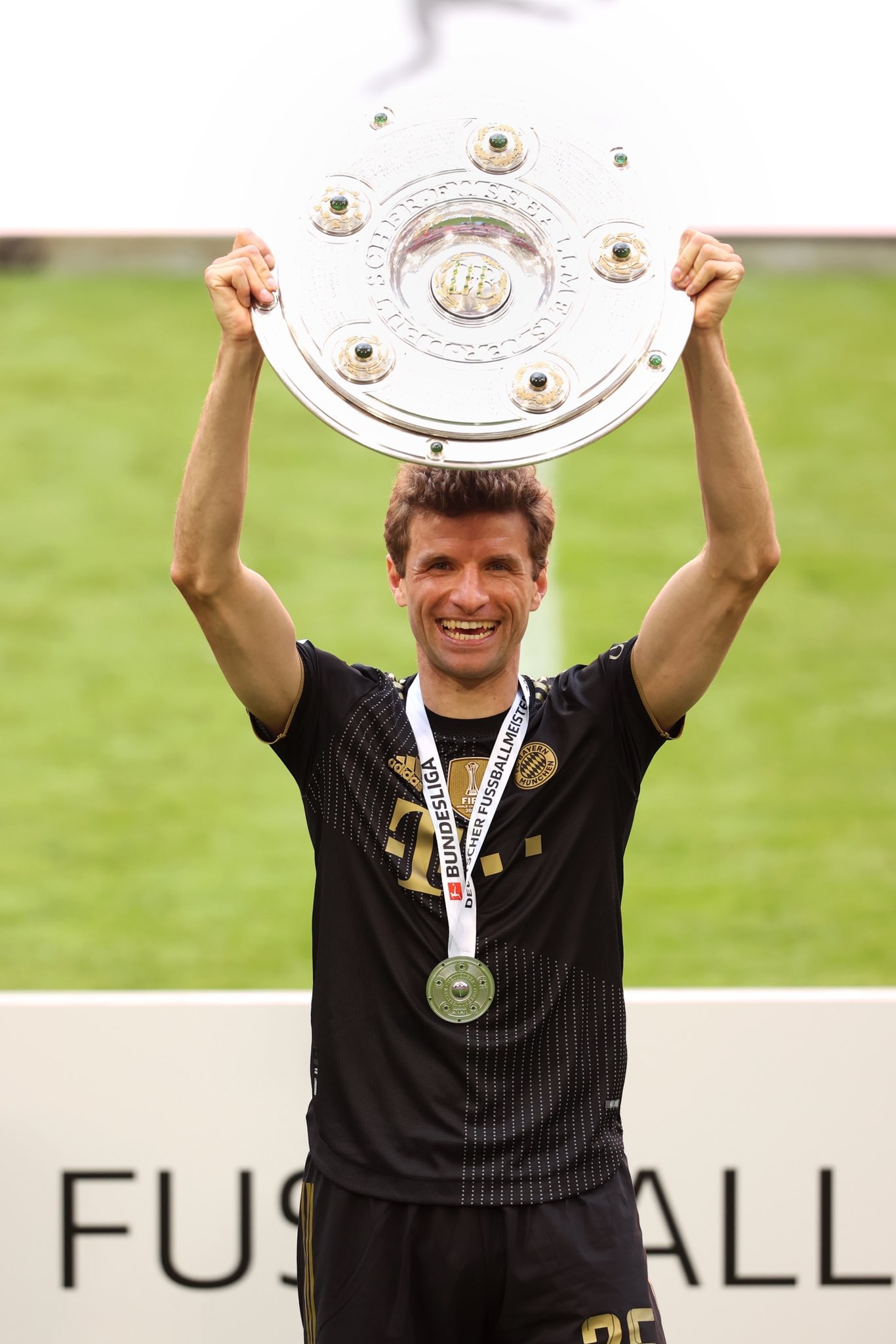 Golden Boot, Golden Glove and Most Assists Awards from Premier League ...