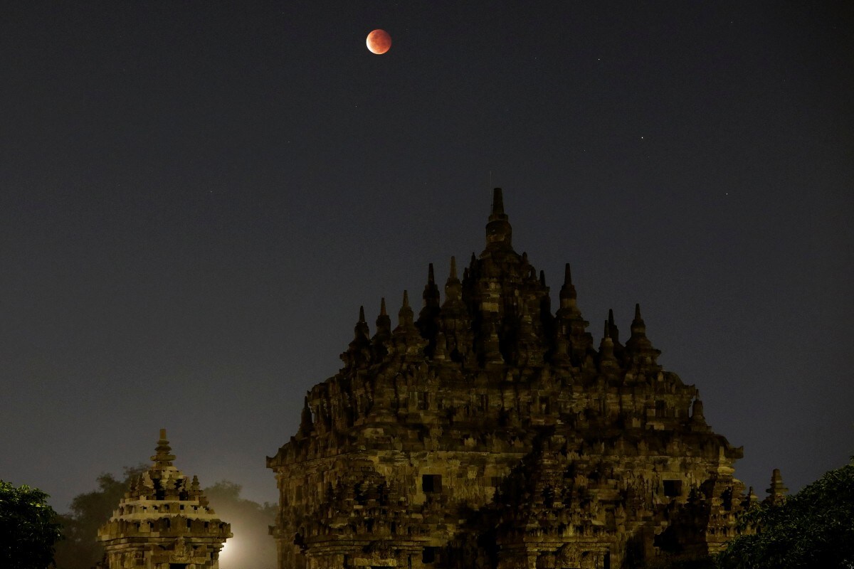 Lunar Eclipse 2021: Check Images of Super Blood Moon, Chandra Grahan ...