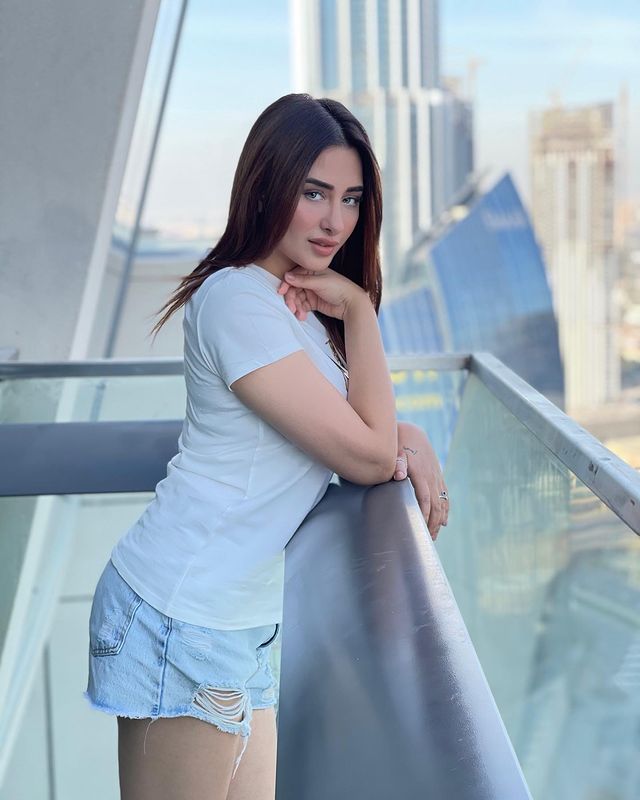 Mahira Sharma Looks Gorgeous In Smart Casuals, See The Diva's Smoking ...