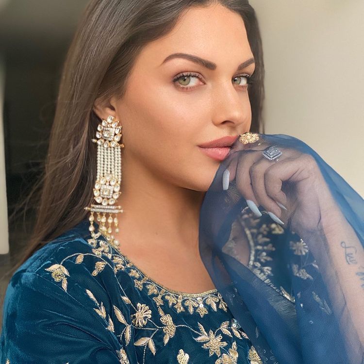Himanshi Khurana Is An Absolute Stunner, Check Out Her Drool-worthy ...