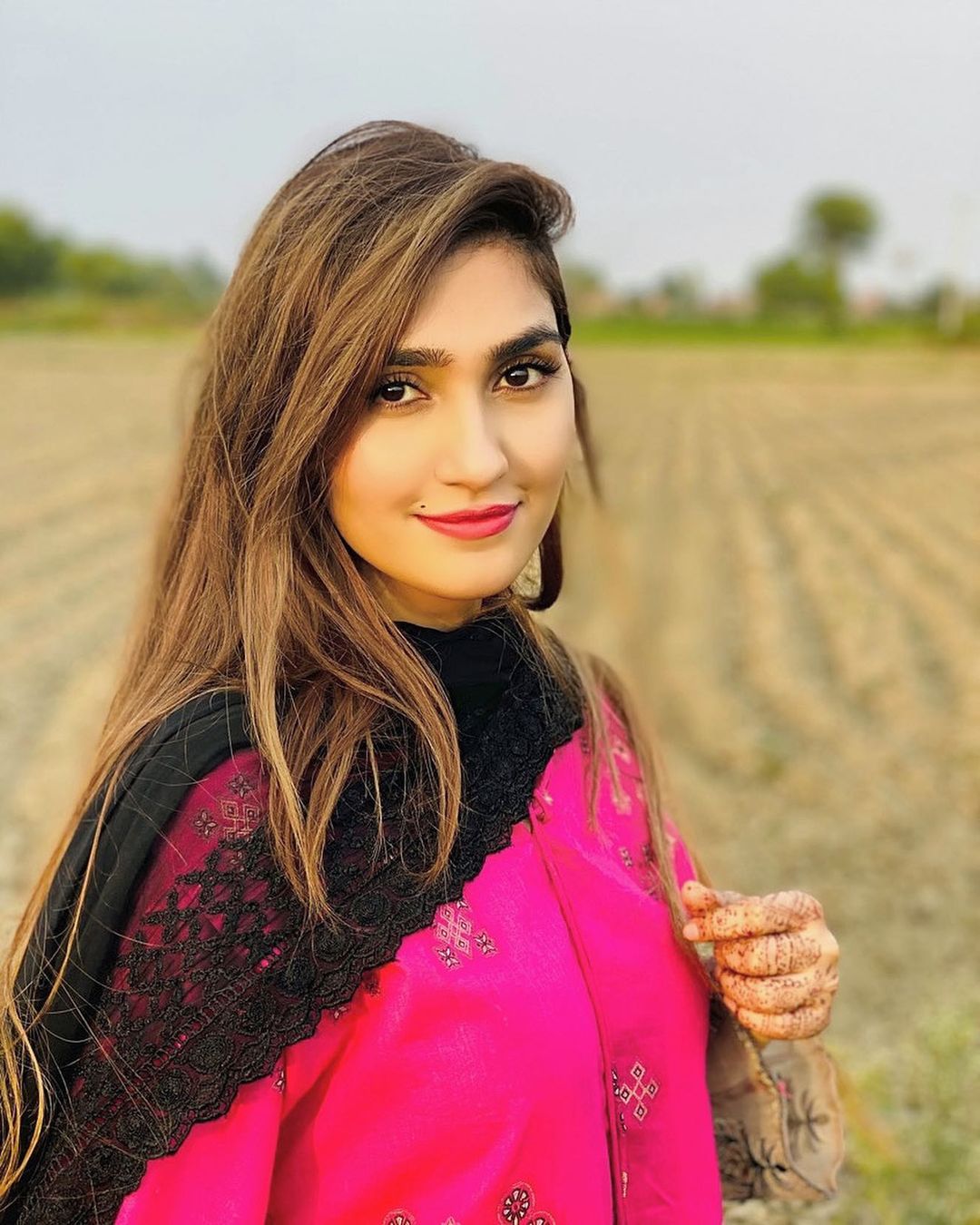 Meet Virat Kohli’s Pakistani Fangirl Samiya, Wife of Pakistan Pacer ...