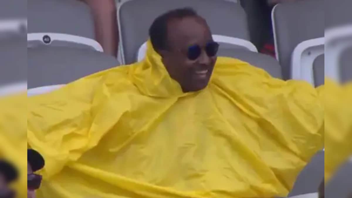 WATCH - Fan in Eng vs NZ Struggles to Wear Raincoat, Incident Caught on ...