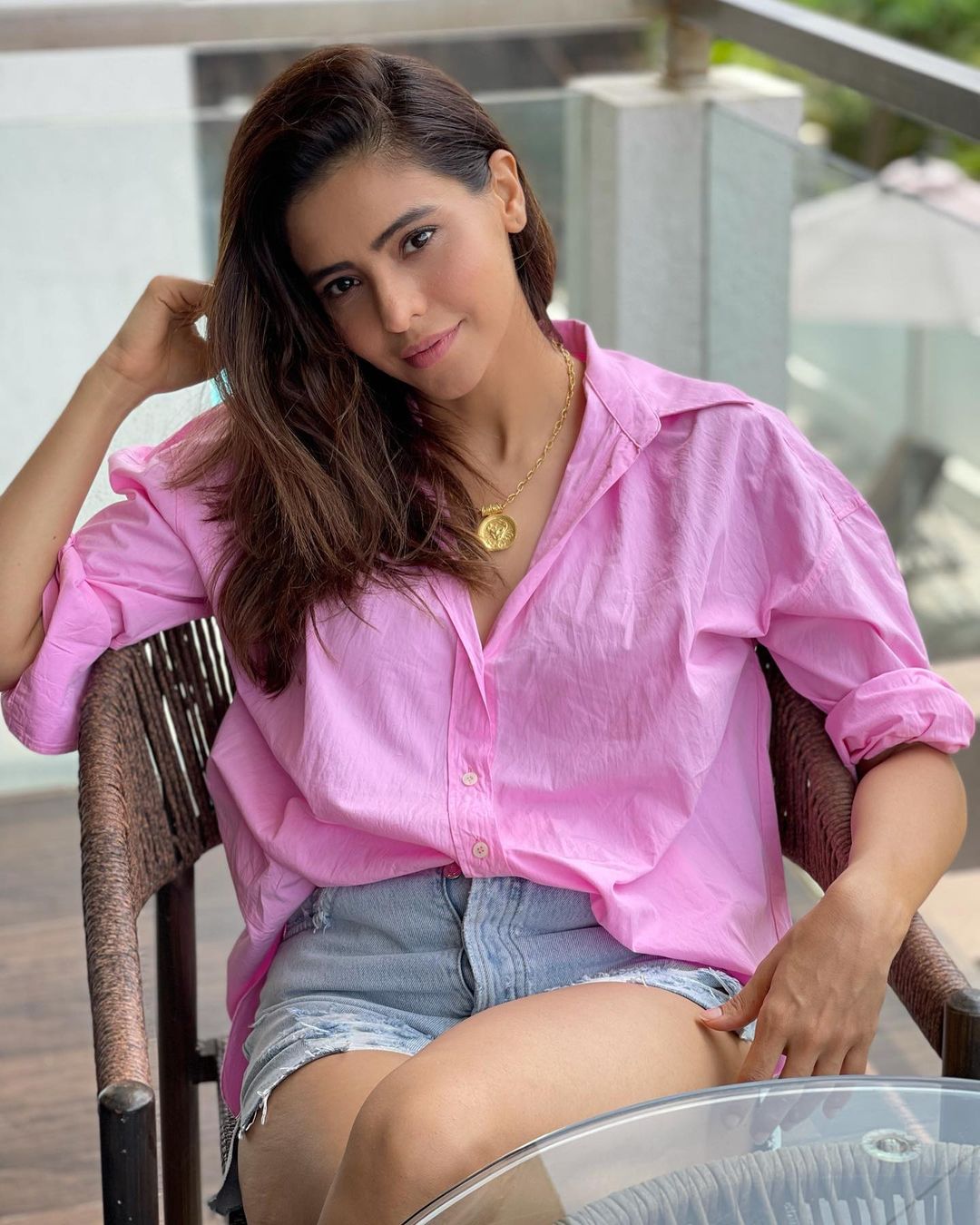 Aamna Sharif Shares Chic Outfit Ideas Straight From Home, See The Diva Slaying It Hard - News18