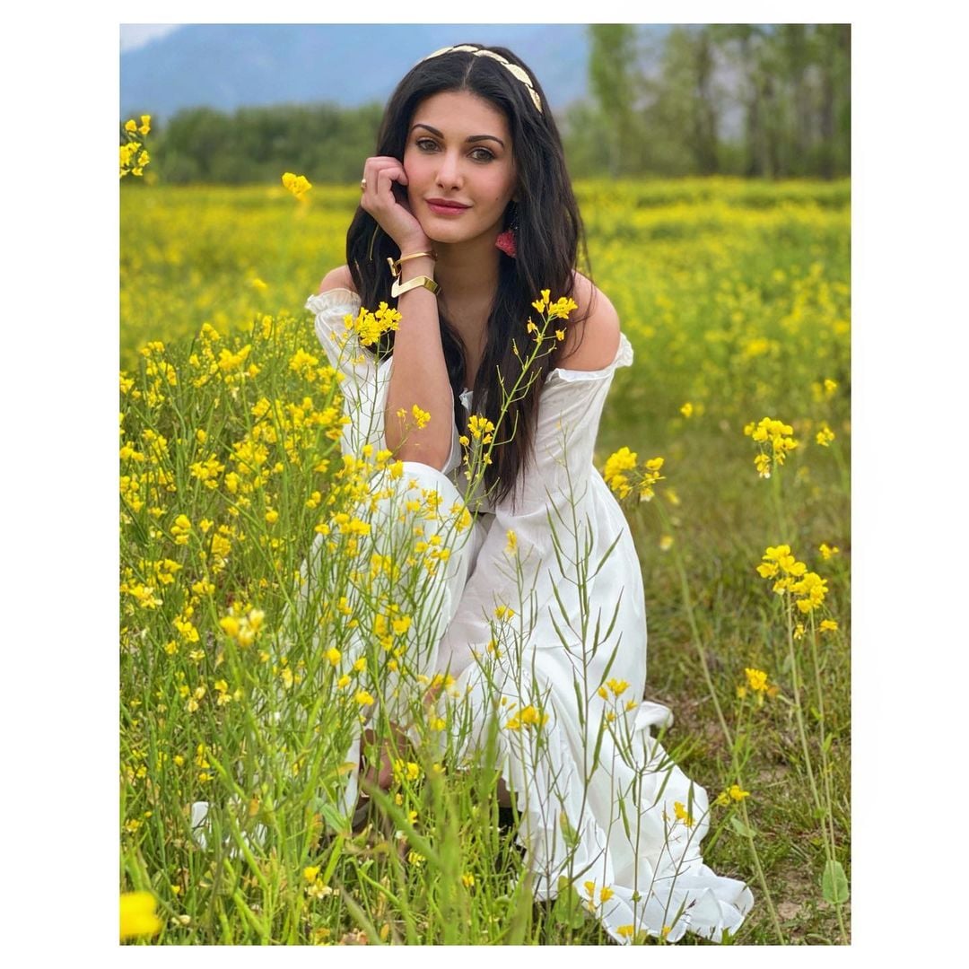 Amyra Dastur Teases Fans With Her Many Moods, Check Out The Actress ...