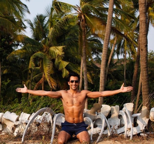In Pics: Rahul Khanna Flaunts His Chiseled Body in Shirtless Pics - News18