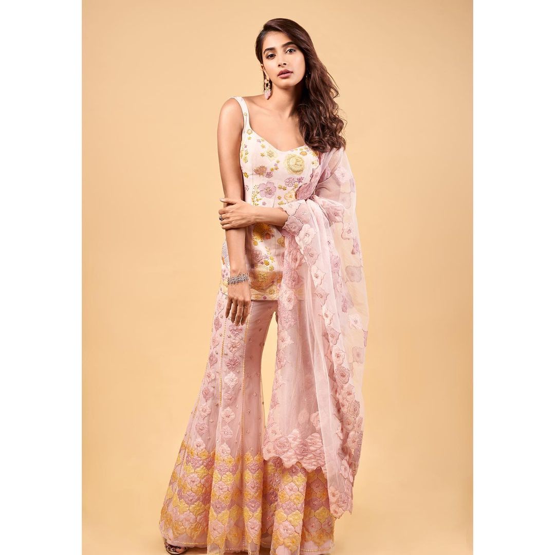 Pooja Hegde Looks Gorgeous In Manish Malhotra Saree See Her Look Sexy