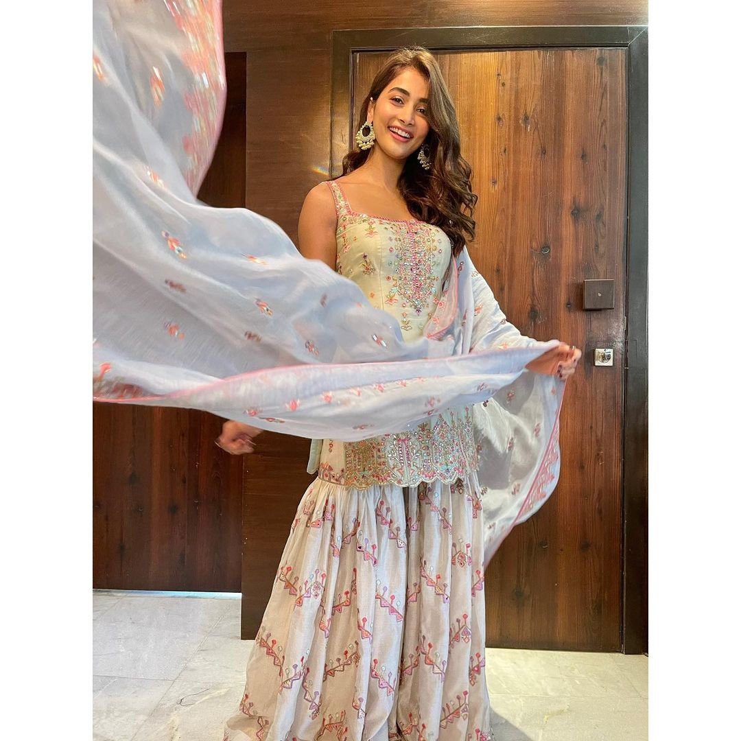 Pooja Hegde Looks Gorgeous In Manish Malhotra Saree See Her Look Sexy