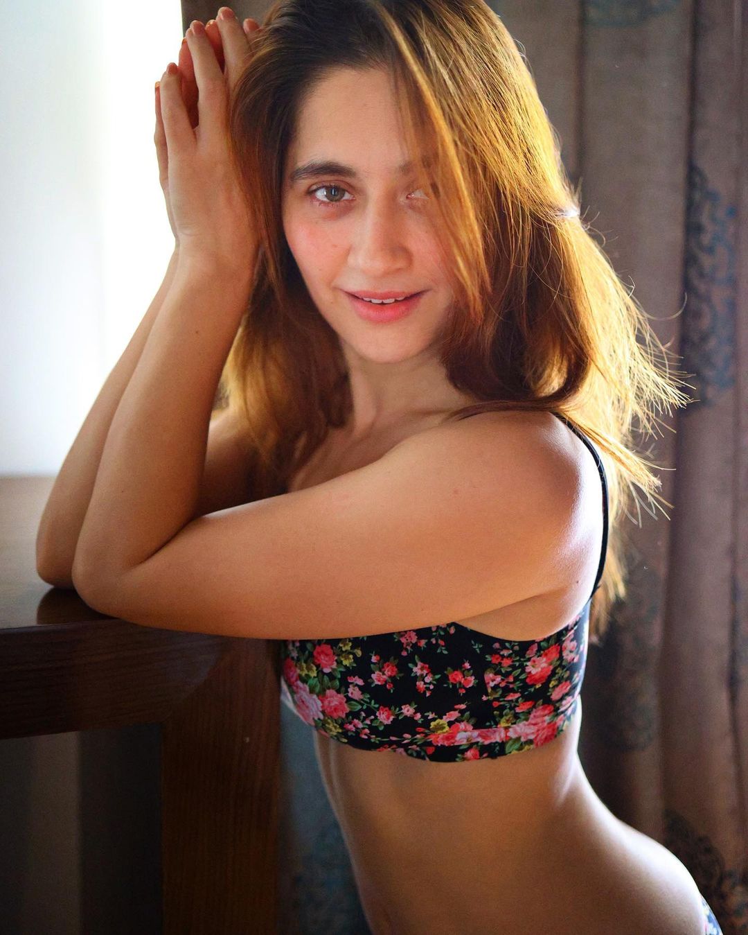 Sanjeeda Shaikh Looks Super Sexy In Floral Bra, See the Diva's Smoking Hot Photos - News18