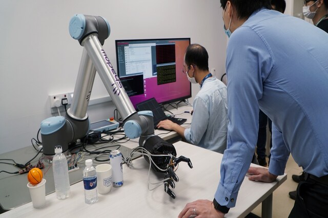 Scientists Design Smart Foam Material That Lends Robotic Hand Ability ...