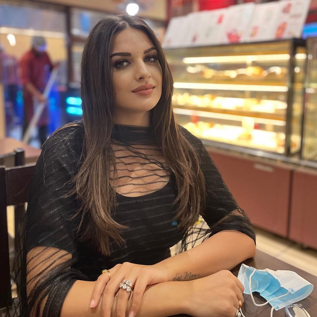 Himanshi Khurana Shares Photos From Moscow, See The Diva Look Glamorous ...