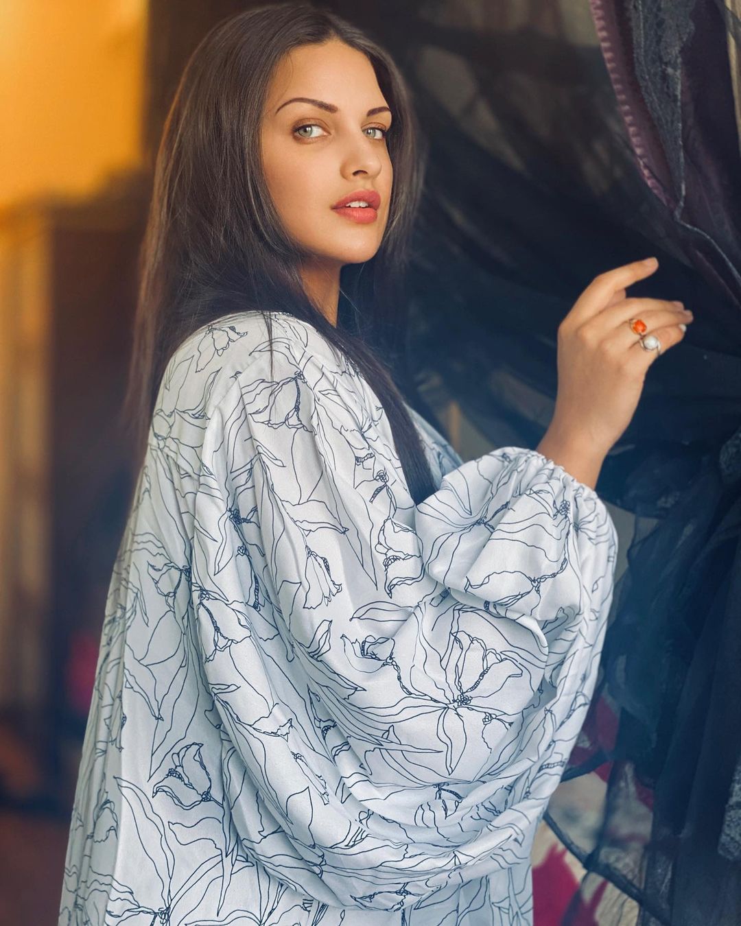 Himanshi Khurana Shares Photos From Moscow, See The Diva Look Glamorous ...