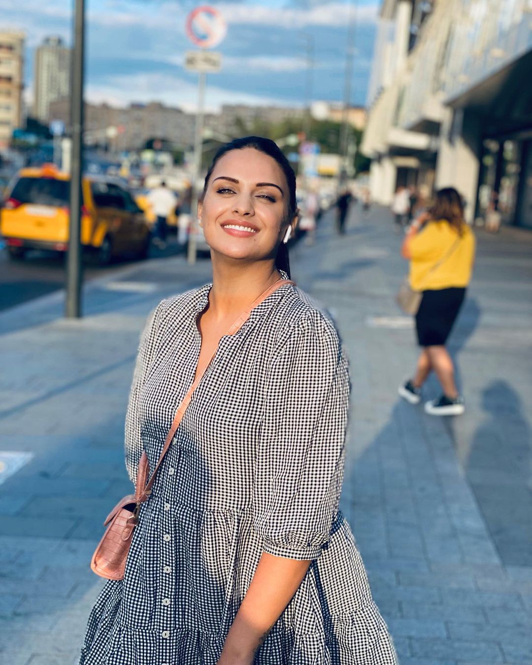Himanshi Khurana Shares Photos From Moscow, See The Diva Look Glamorous ...