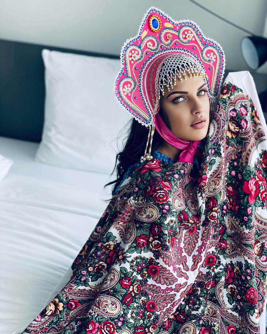 Himanshi Khurana Shares Photos From Moscow, See The Diva Look Glamorous ...