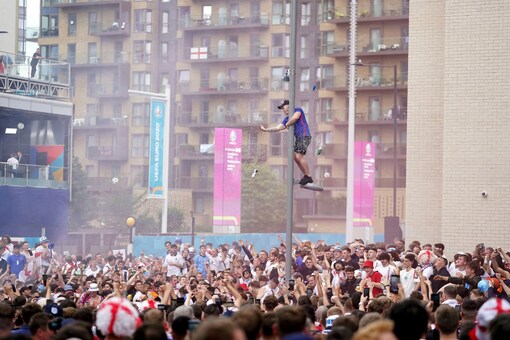 Euro 2020 Final: Ticketless England Fans Storm Wembley Gates Ahead of ...