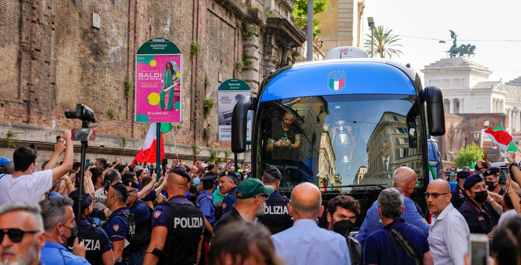 Italy Players Celebrate Euro 2020 Win With Open Bus Tour | In Pics - News18