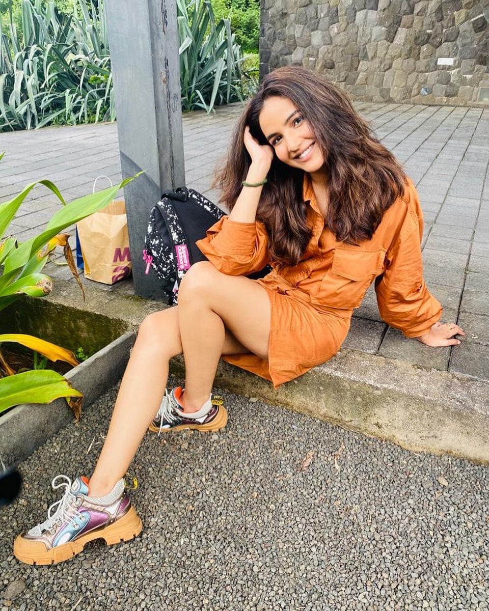 Jasmin Bhasin Looks Charming In One-Shoulder Pink Mini, See The Diva's ...