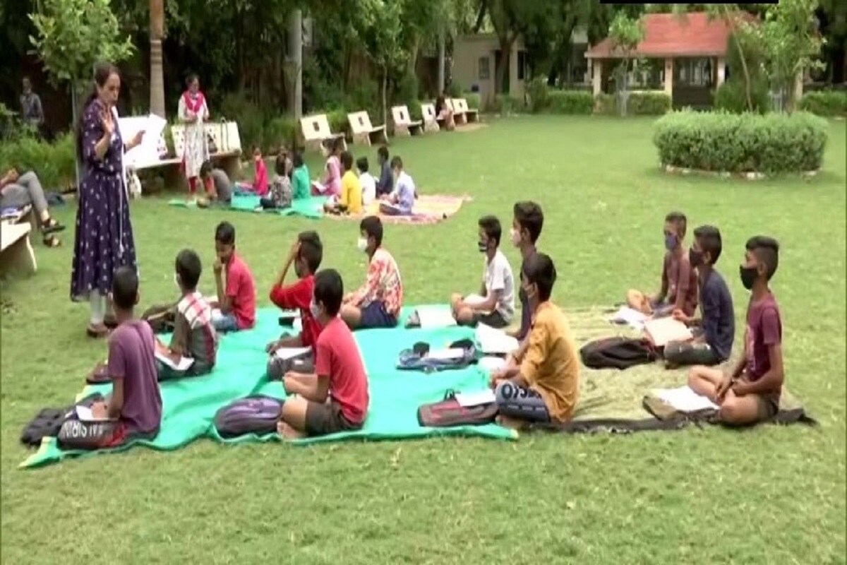 School Teachers Organize Classes in Parks for Underprivileged Students ...