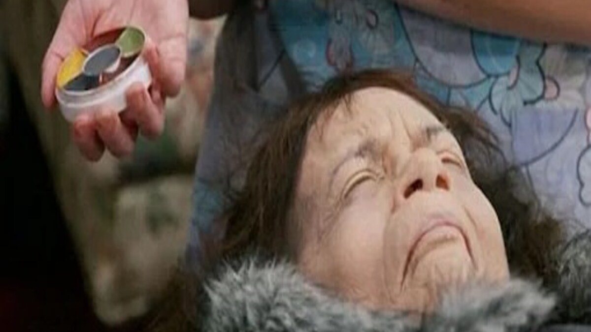 American Woman Shares Her Experience of Working as Make-Up Artist For ...