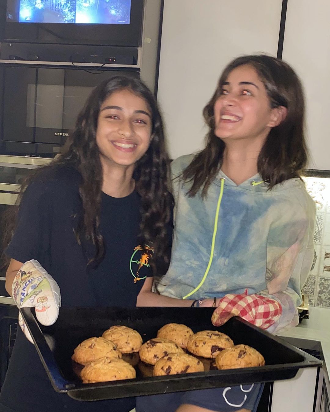 Ananya Panday Shares Adorable Pictures With Sister Rysa Panday, Define ...