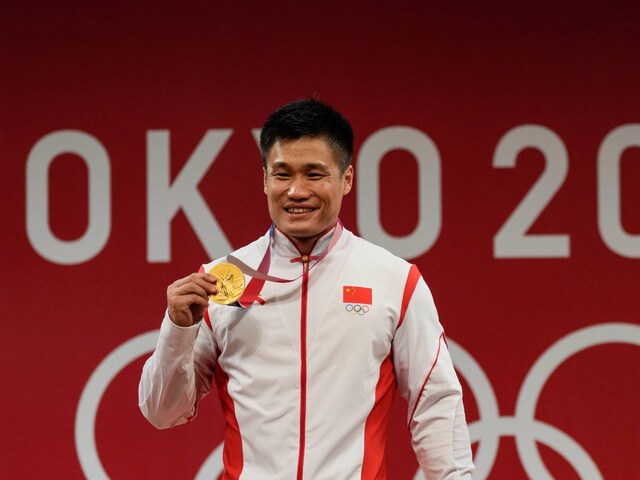 Chinese Lyu Xiaojun Becomes Oldest Weightlifter to Win Olympics Gold ...