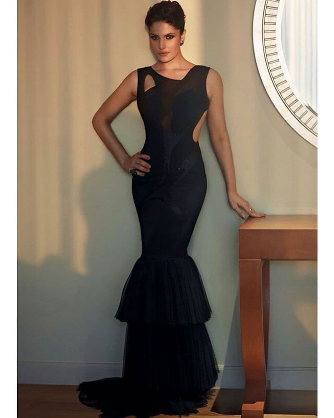 Zareen Khan Flaunts Curves In Sequinned Dress, Check Out The Diva's ...