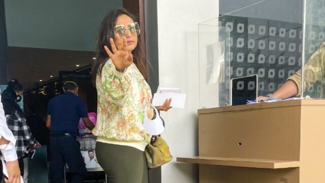 Rani Mukerji Flies Out of India for Mrs Chatterjee vs Norway Shoot, See ...