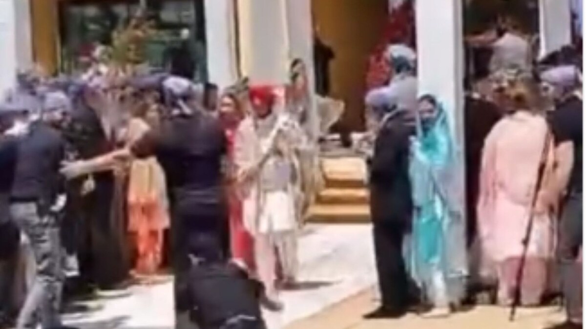 Photographer Falls Into Pool During Wedding Shoot, See Bride and Groom ...