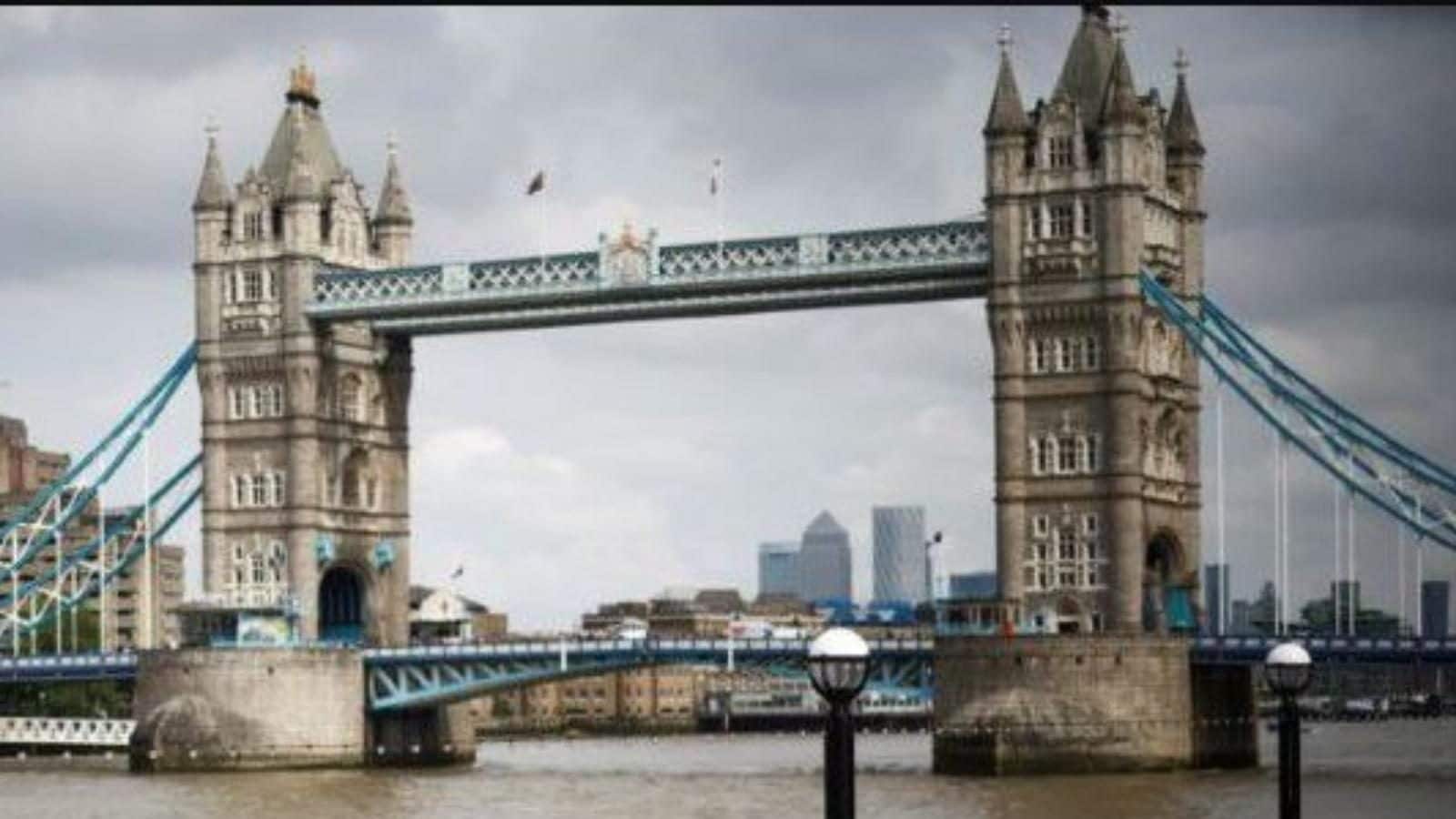 London Bridge Isn't Falling Down - It's Stuck for the Second Time In a ...