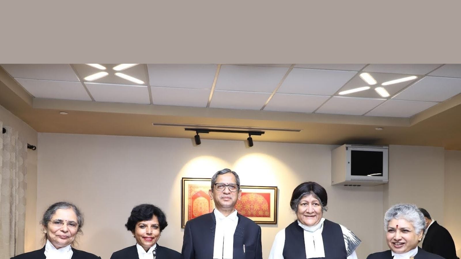 CJI Ramana Poses for A Photo With 4 Women Judges After Oath Ceremony at ...