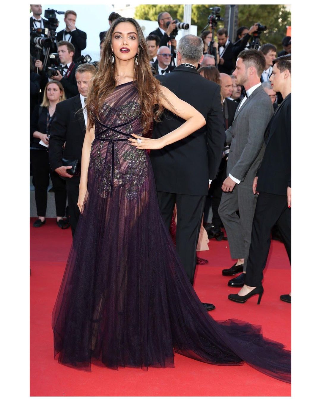 Deepika Padukone Stuns As Cover Star Of Leading Fashion Magazine, See ...