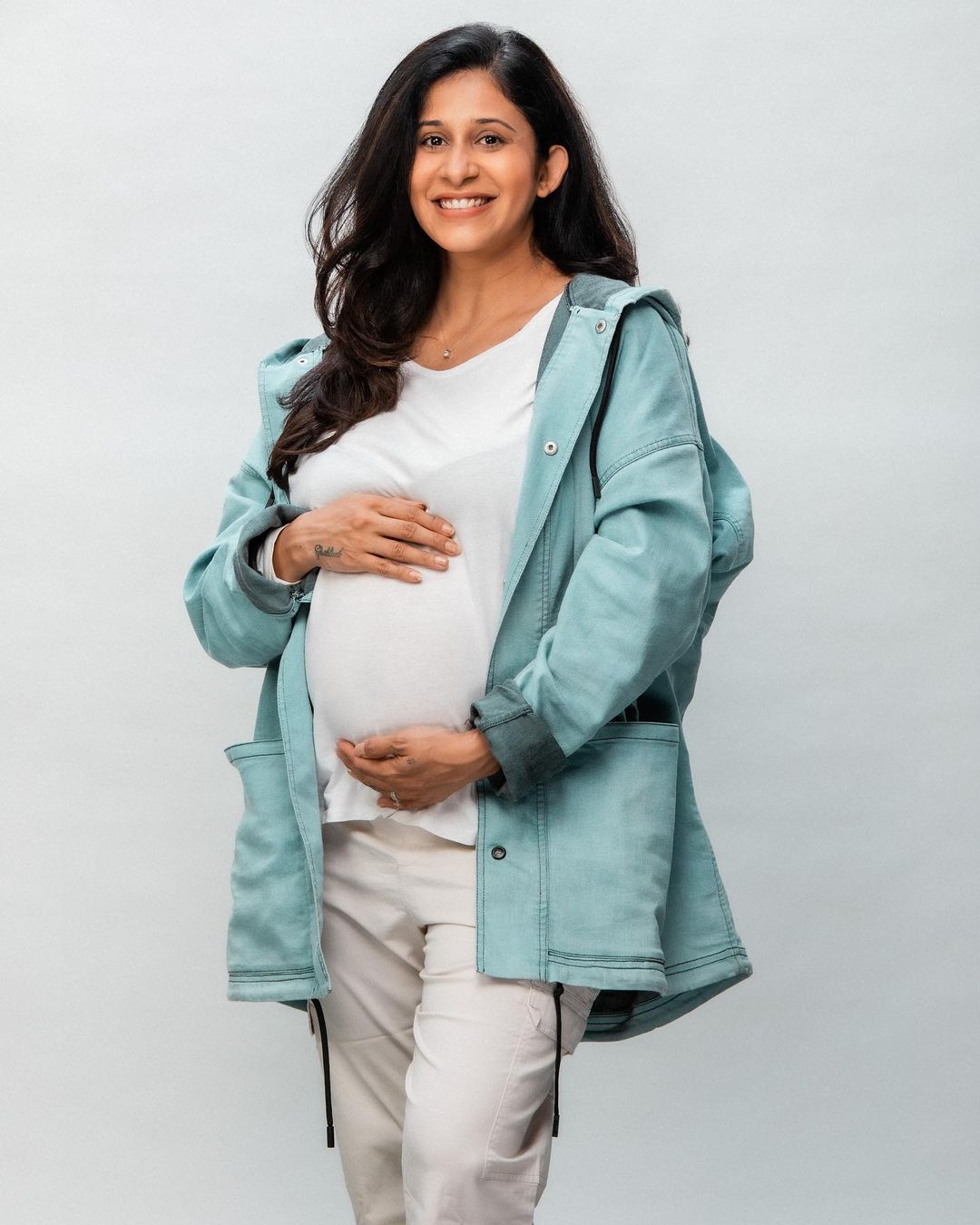 Kishwer Merchantt Flaunts Baby Bump In Beautiful Maternity Photoshoot ...